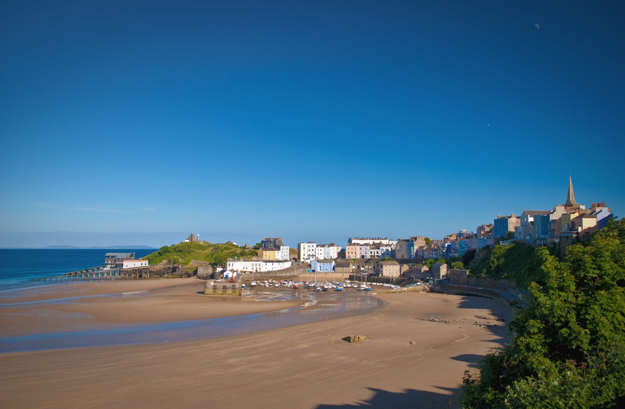 Tenby_harbour_in_Pembrokeshire,_United_Kingdom - The Croyland B&B